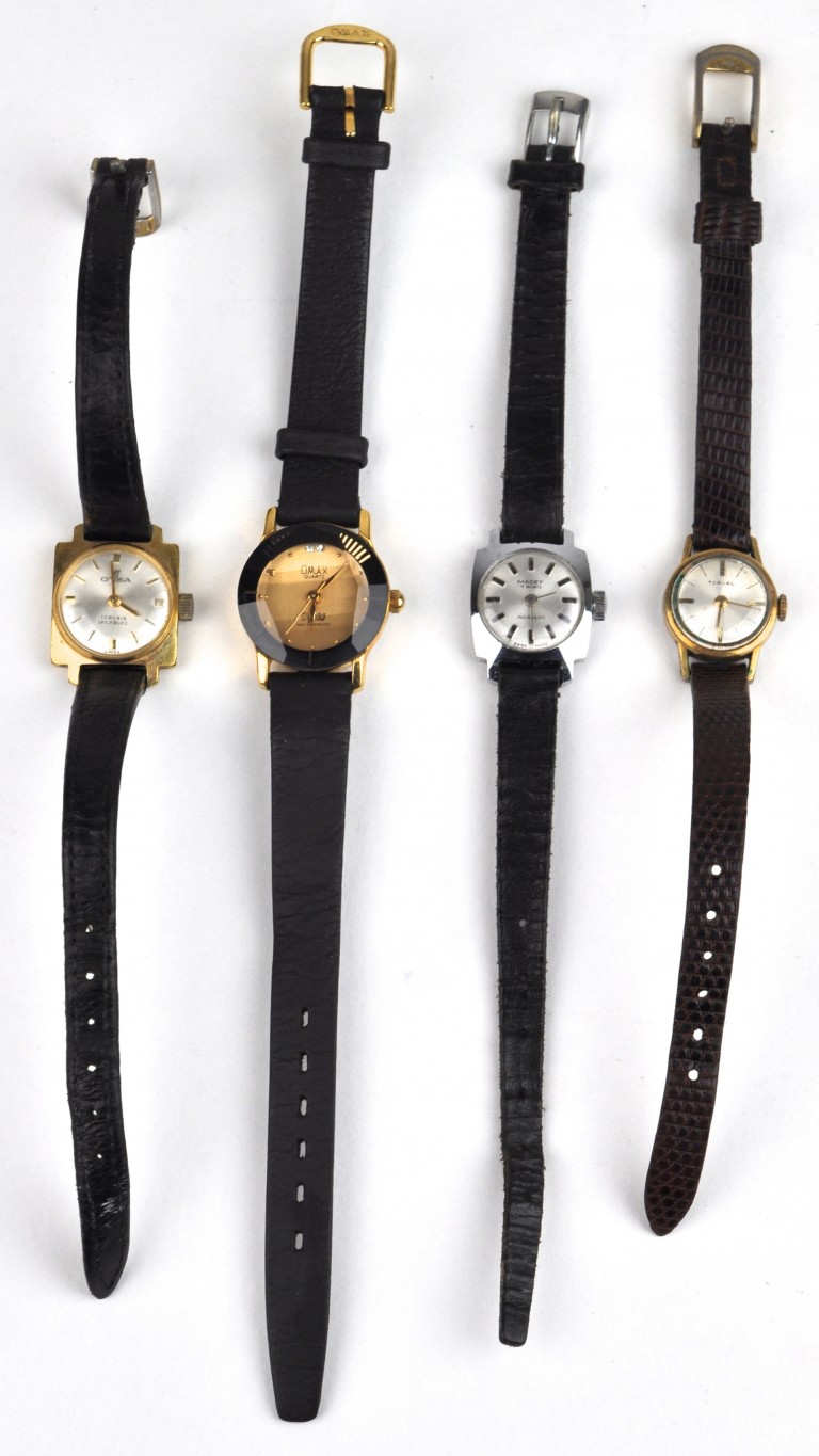 Vier van verschillende merken dameshorloges met lederen polsband ...