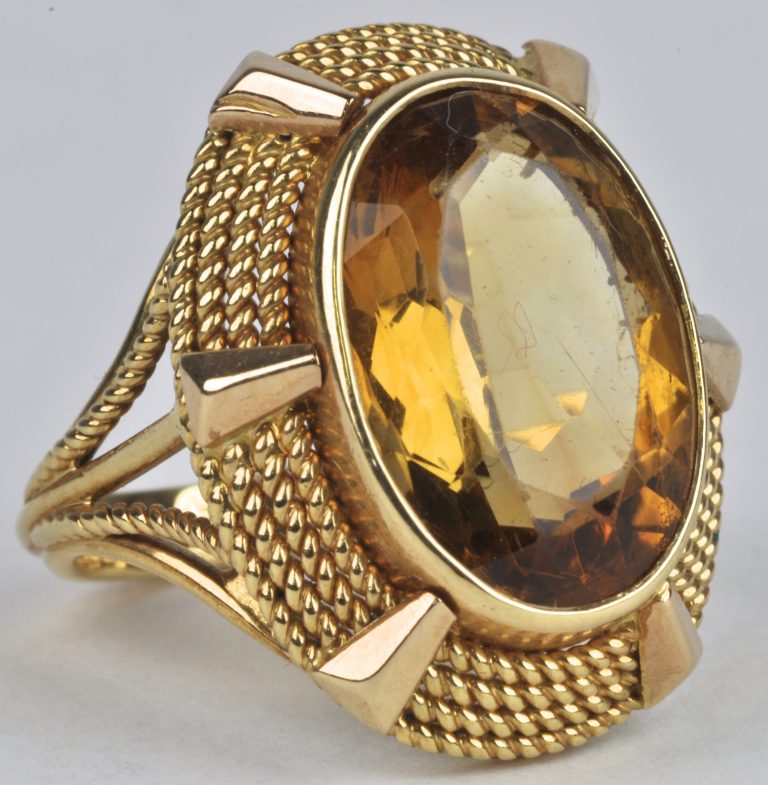 Een 18 karaats geel gouden ring versierd met vlechtwerkmotief en bezet ...