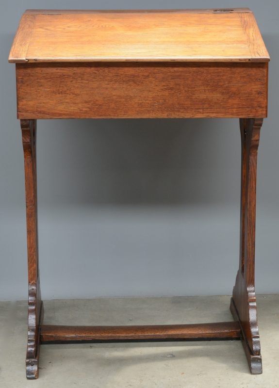 Een oude lessenaar van eikenhout met klapblad. – Jordaens N.V. Veilinghuis