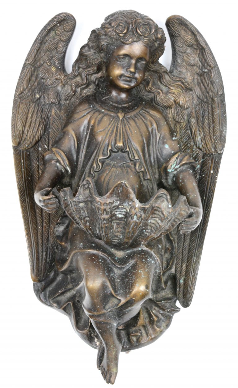 Een wijwatervat van brons in de vorm van een engel met een schelp ...