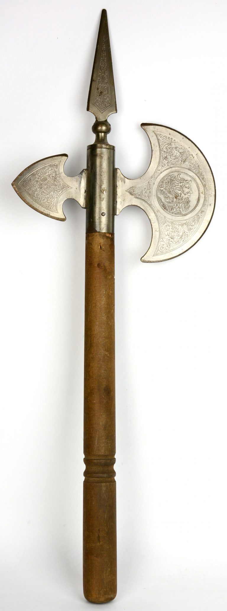 Een replica van een middeleeuwse strijdbijl. – Jordaens N.V. Veilinghuis