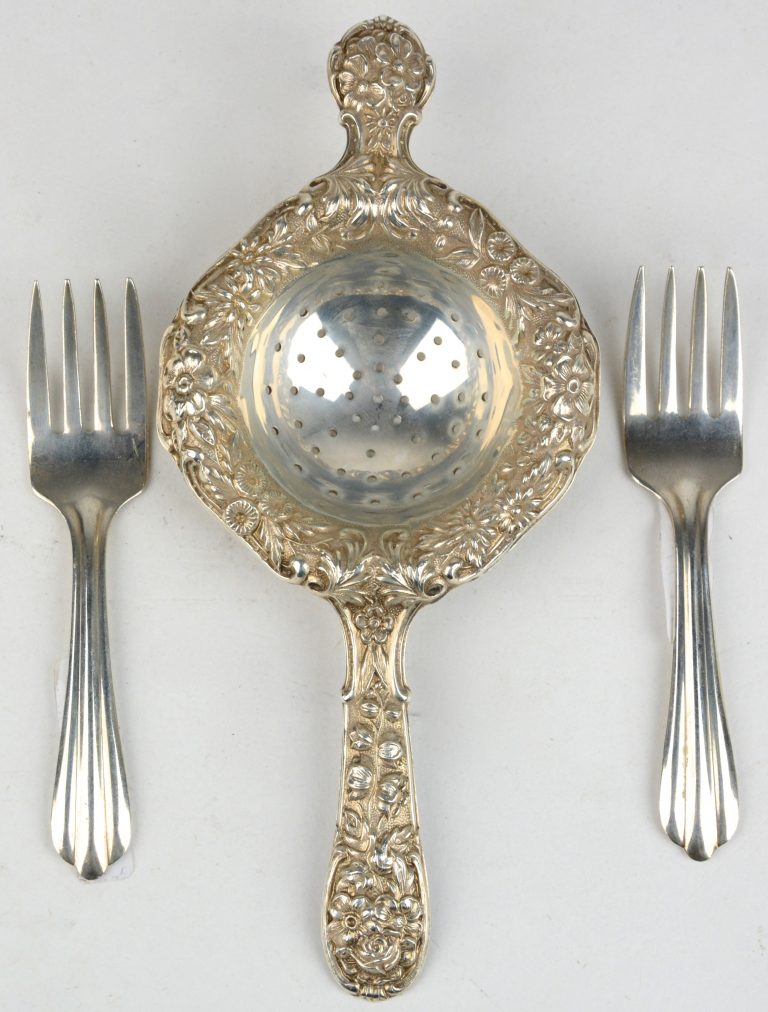 Een theezeefje en twee vorkjes van Sterling zilver. – Jordaens N.V ... Een theezeefje en twee vorkjes van Sterling zilver. – Jordaens N.V ...