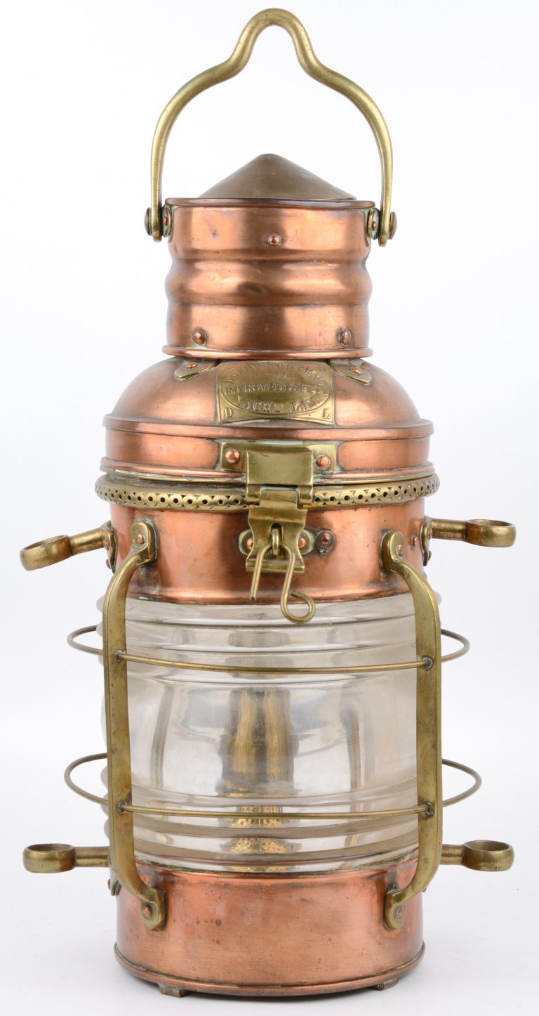Een scheepslantaarn van rood en geel koper. – Jordaens N.V. Veilinghuis