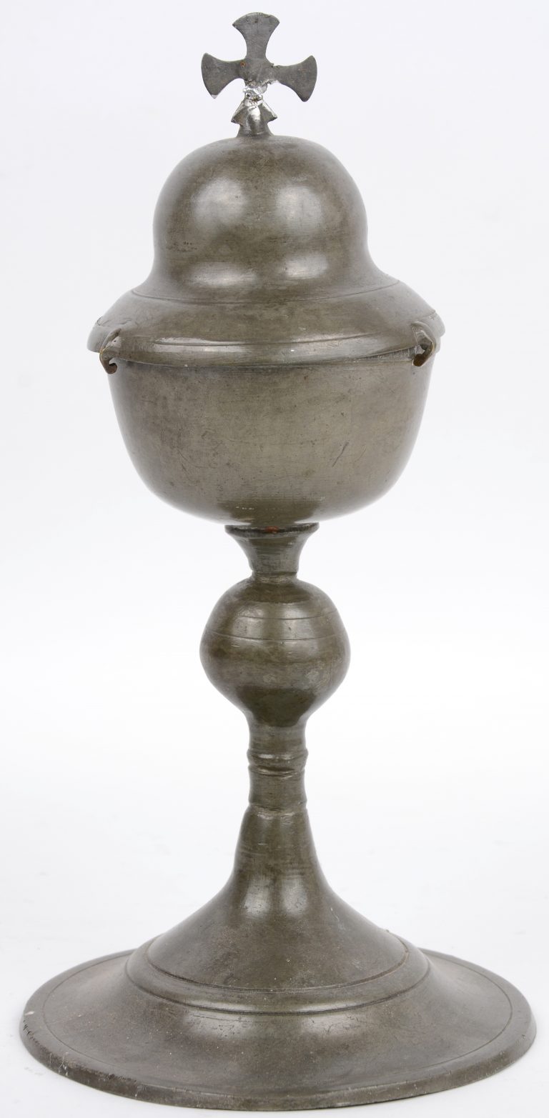 Een antieke tinnen ciborie. XIXe eeuw. Kruis bovenaan hersteld ...