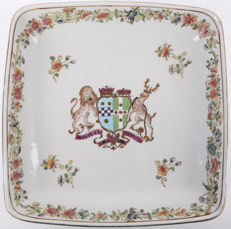 Een fruitschaal van porselein. Benigno Numine. – Jordaens N.V. Veilinghuis