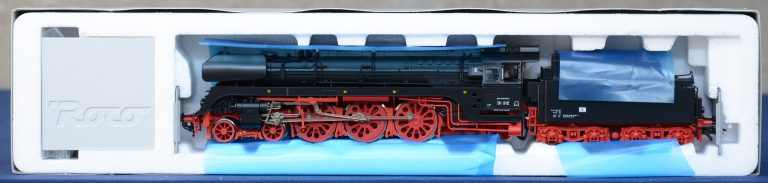 Een stoomlocomotief met getrokken tender van de Deutsche Reichsbahn ...