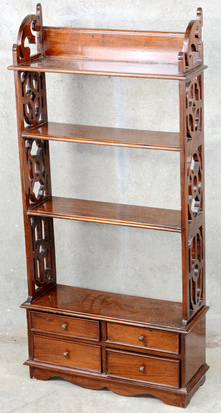 Een houten rekje in vier niveaus met onderaan vier kleine laden ...