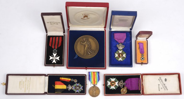 Een lot Belgische medailles. 2 x Ridder Leopoldsorde, en één miniatuur ...