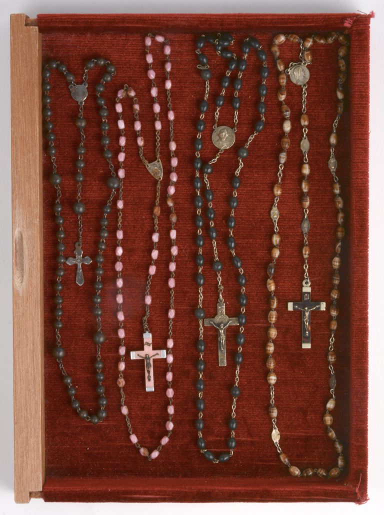 Vier verschillende paternosters. – Jordaens N.V. Veilinghuis