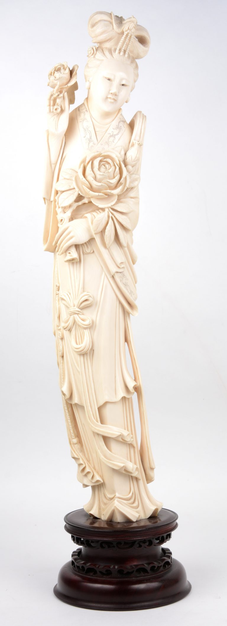 “Vrouw met pioenen”. Een beeld van gesculpteerd ivoor. Eerste helft XXe ... “Vrouw met pioenen”. Een beeld van gesculpteerd ivoor. Eerste helft XXe ...
