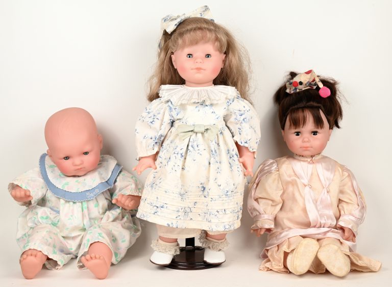 Drie diverse poppen met kunststof hoofden. Een op staander. – Jordaens ...