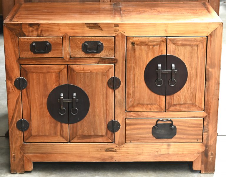 Een Aziatisch hardhouten meubel met vier deurtjes en drie laden ...