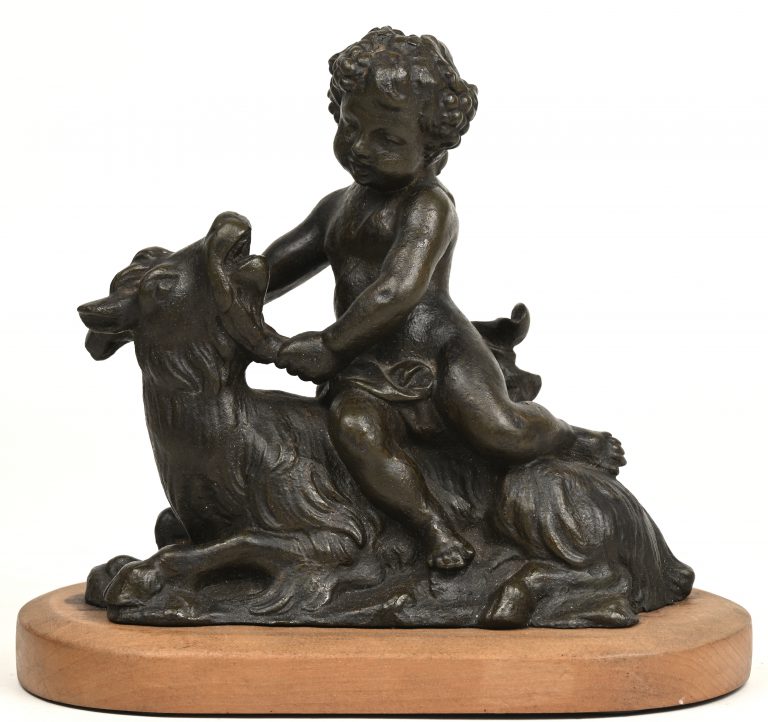 Een gietijzeren beeldje in de vorm van een putto op een bok. XIXe eeuw ...