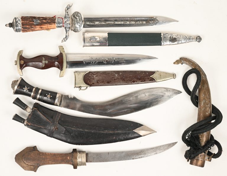 Een lot van 4 messen en dolken in schede met diverse origine, vorm en ...