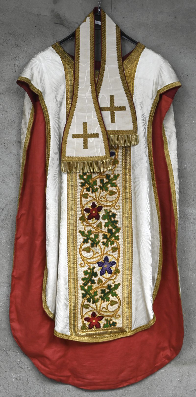 Een een kazuifel met borduursel en een stola. – Jordaens N.V. Veilinghuis