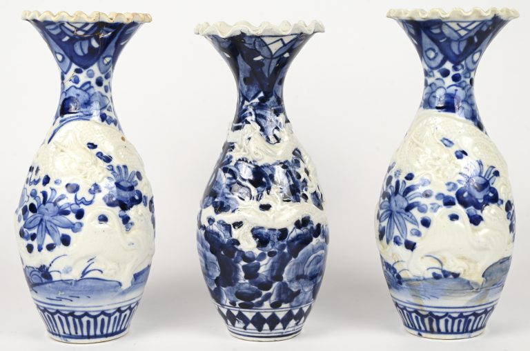Set van 3 Chinese kraagvaasjes, versierd met vechtende draken. 1 vaas ...