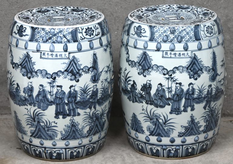 Een set van 2 blauw-wit Chinees porseleinen tuinkrukken met figuren en ...