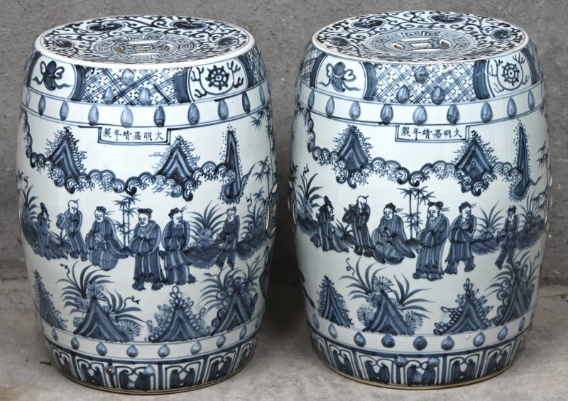 Een set van 2 blauw-wit Chinees porseleinen tuinkrukken met figuren en ...